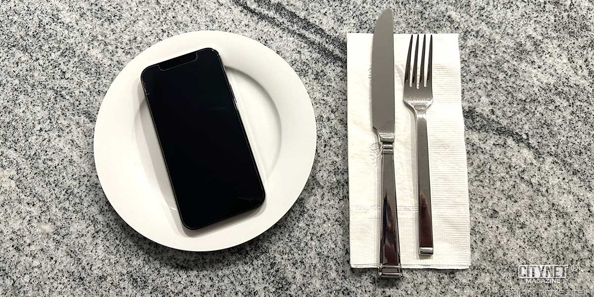 Dos and Don'ts: Cell Phone Etiquette During a Date Tips Advice